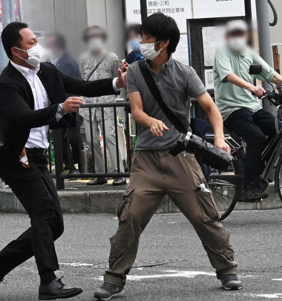 写真・図版（1枚目） 山上徹也被告「外の空気吸いたい」 安倍元首相銃撃から1年経っても関係者「現場通ると震える」 Aera Dot